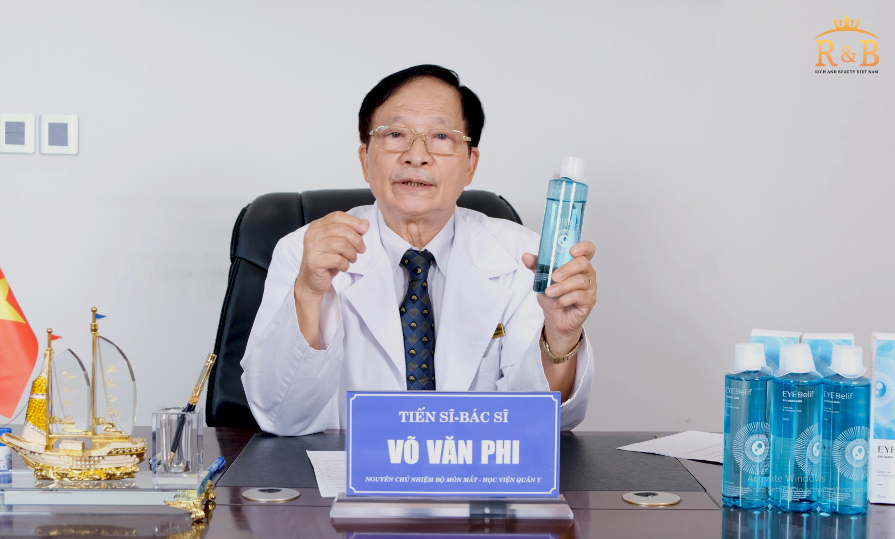 TS. Bác sĩ Võ Văn Phi chia sẻ bí quyết dưỡng mắt khỏe đẹp cùng nước rửa ...